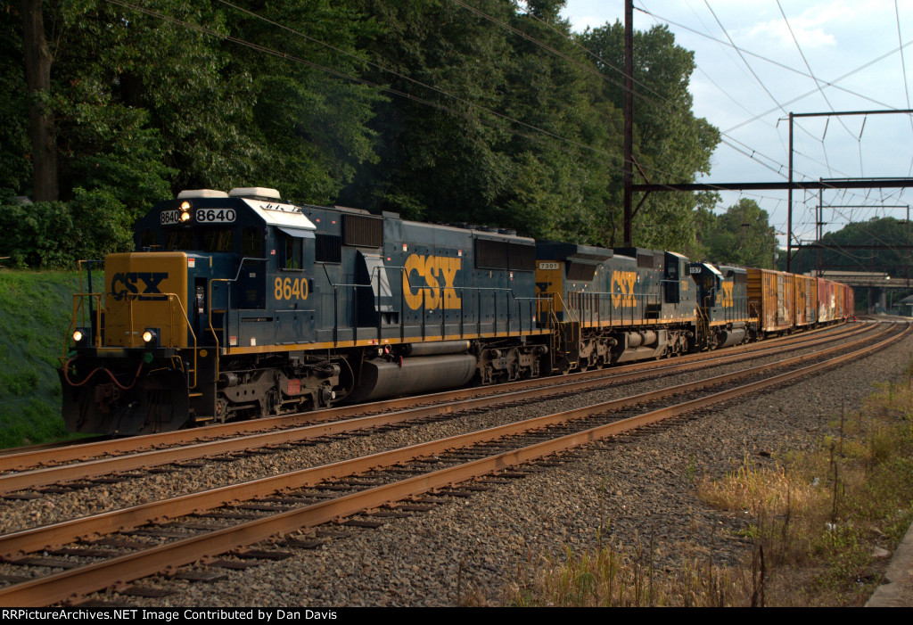 CSX SD50-2 8640 leads Q418-06